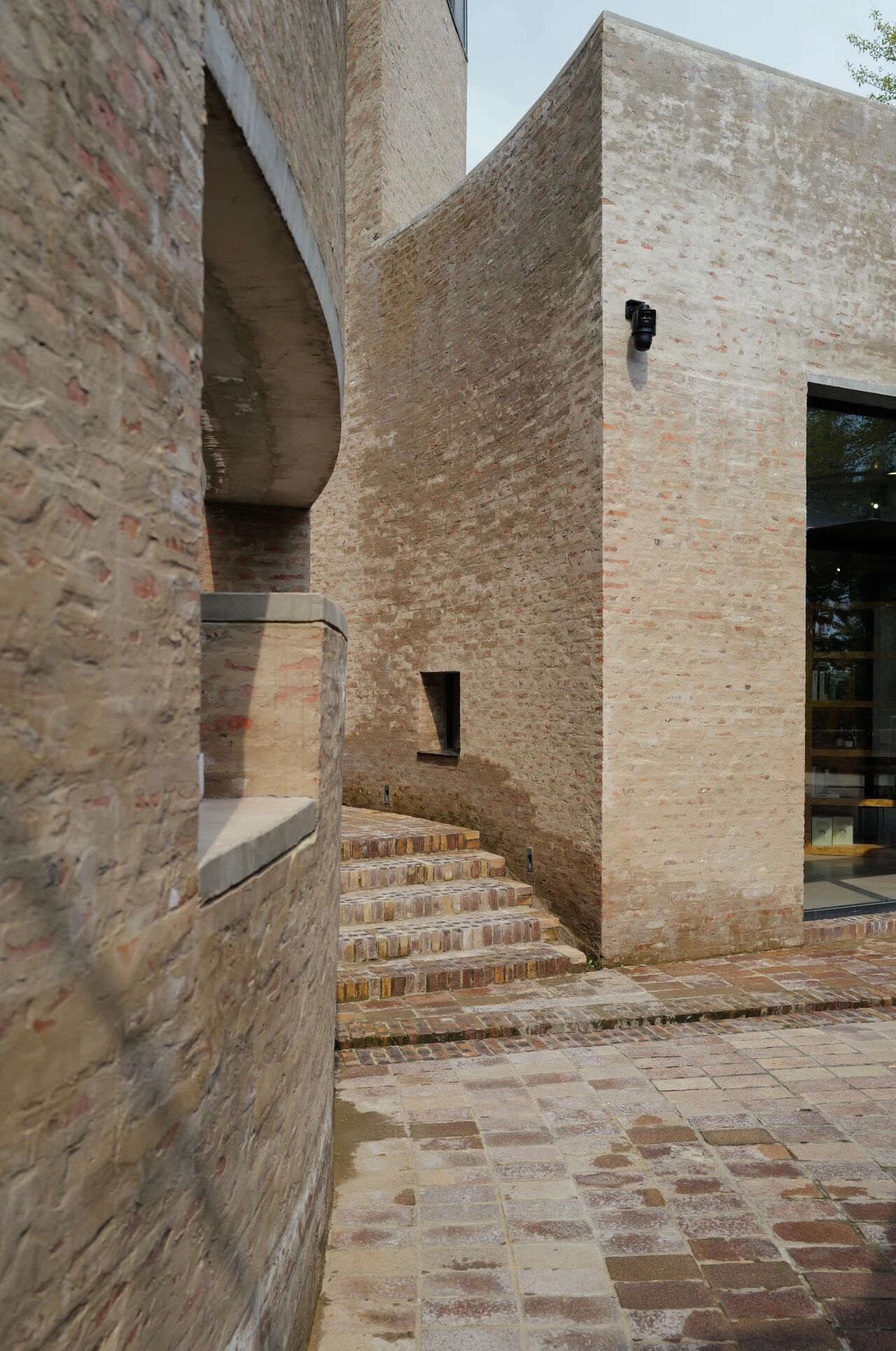 Gallery of "To Emerge Naturally from the Site": Zhang Pengju on His Aga ...