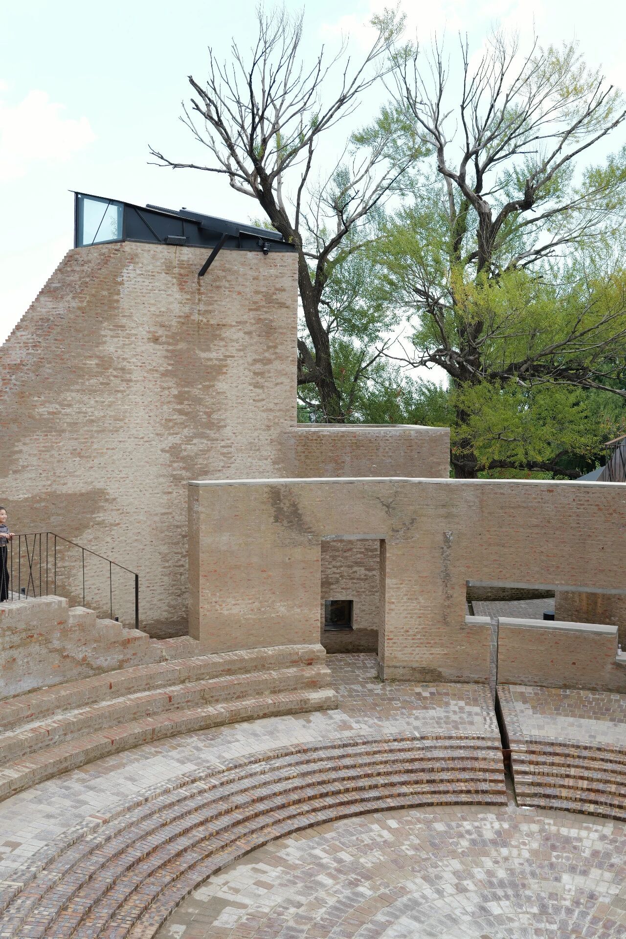 Gallery of "To Emerge Naturally from the Site": Zhang Pengju on His Aga ...