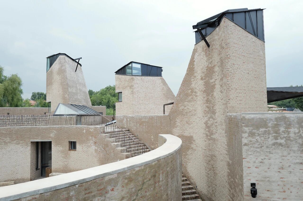 Gallery of "To Emerge Naturally from the Site": Zhang Pengju on His Aga ...