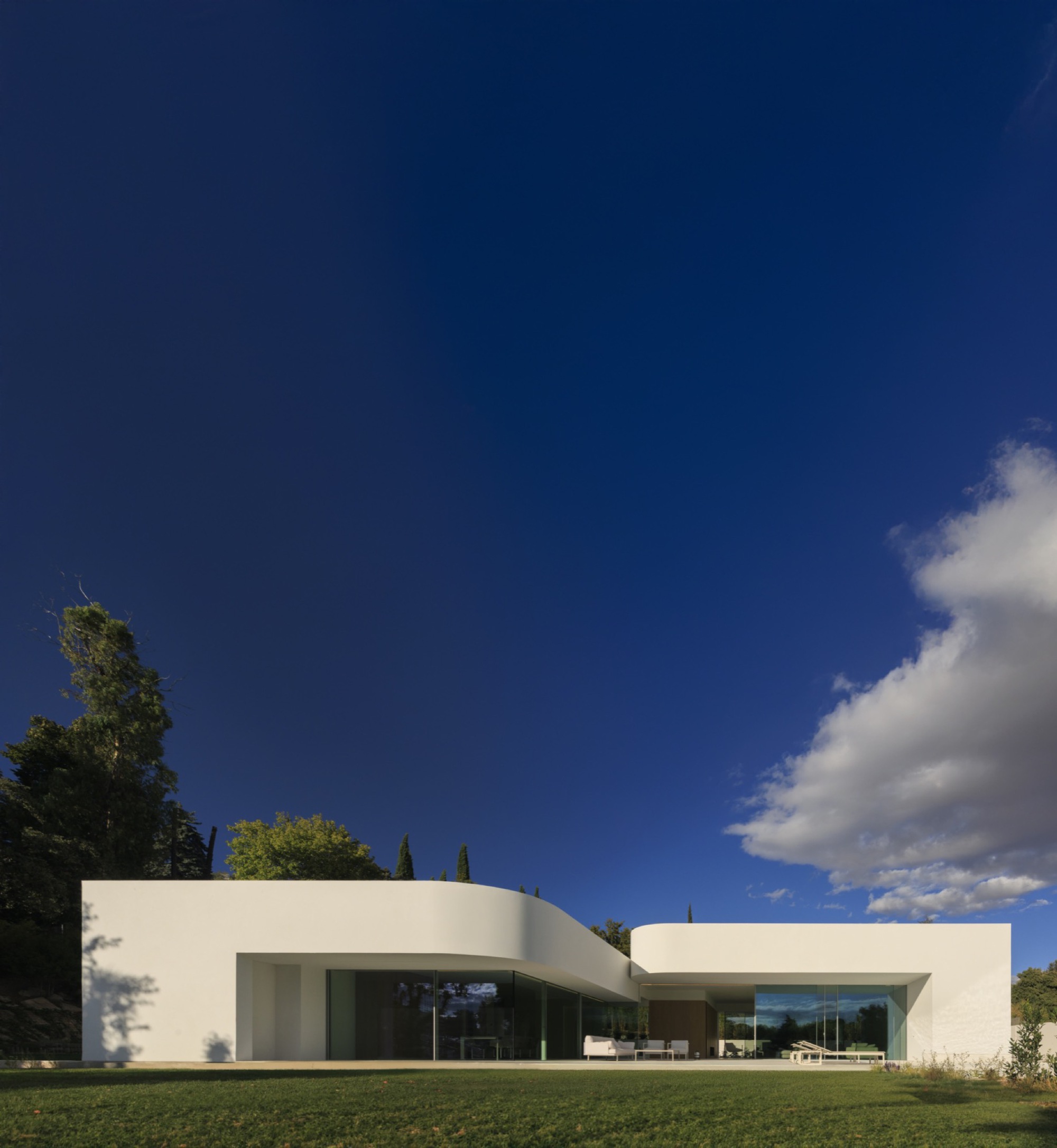 Gallery of Villa 18, House in la Moraleja / Fran Silvestre Arquitectos - 11