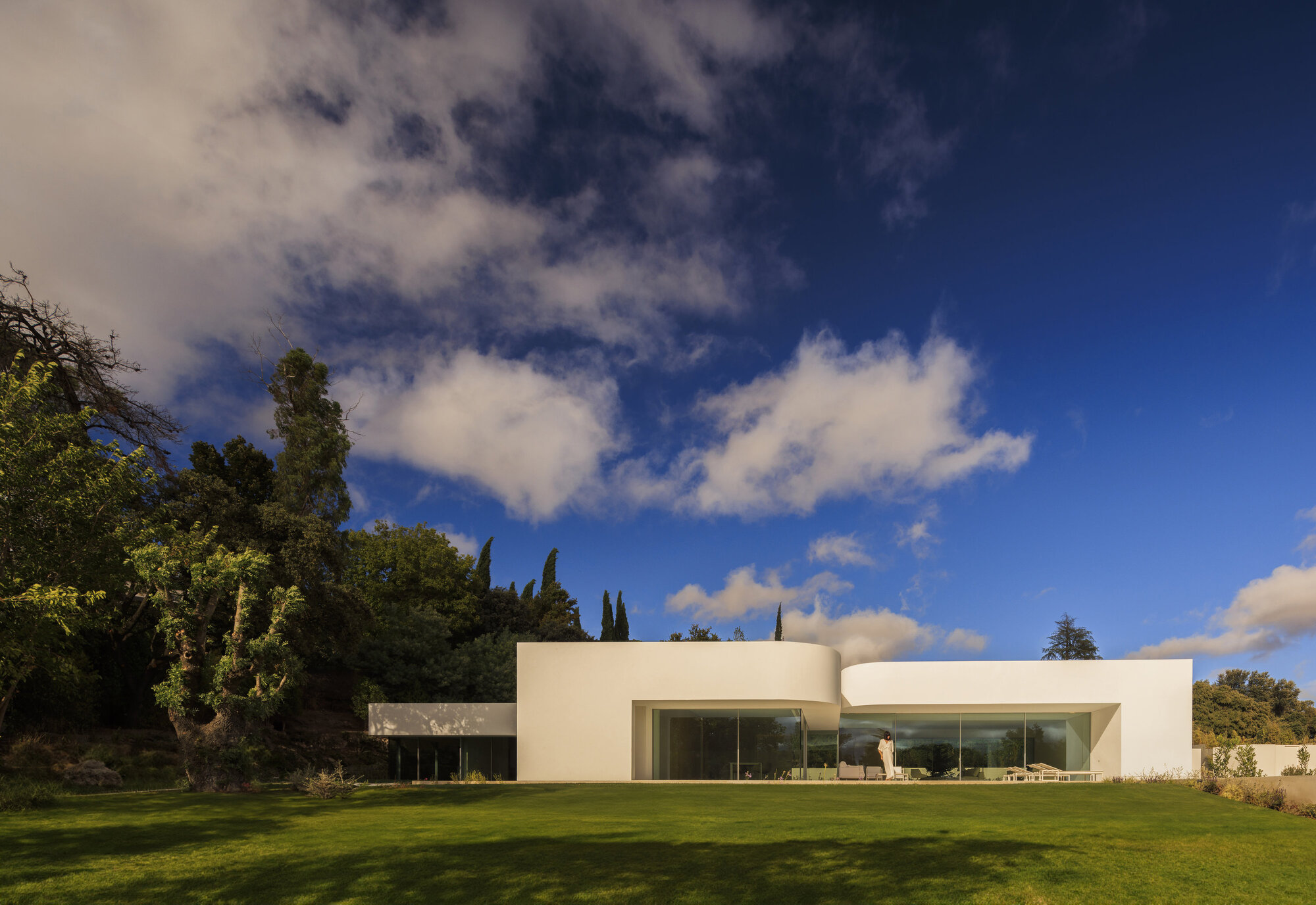 Gallery of Villa 18, House in la Moraleja / Fran Silvestre Arquitectos - 12