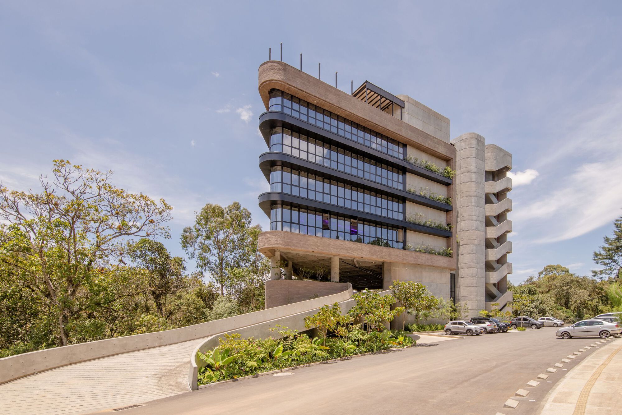 Galería de Edificio de Oficinas Indie Lab / StudioSC + Base Taller - 22