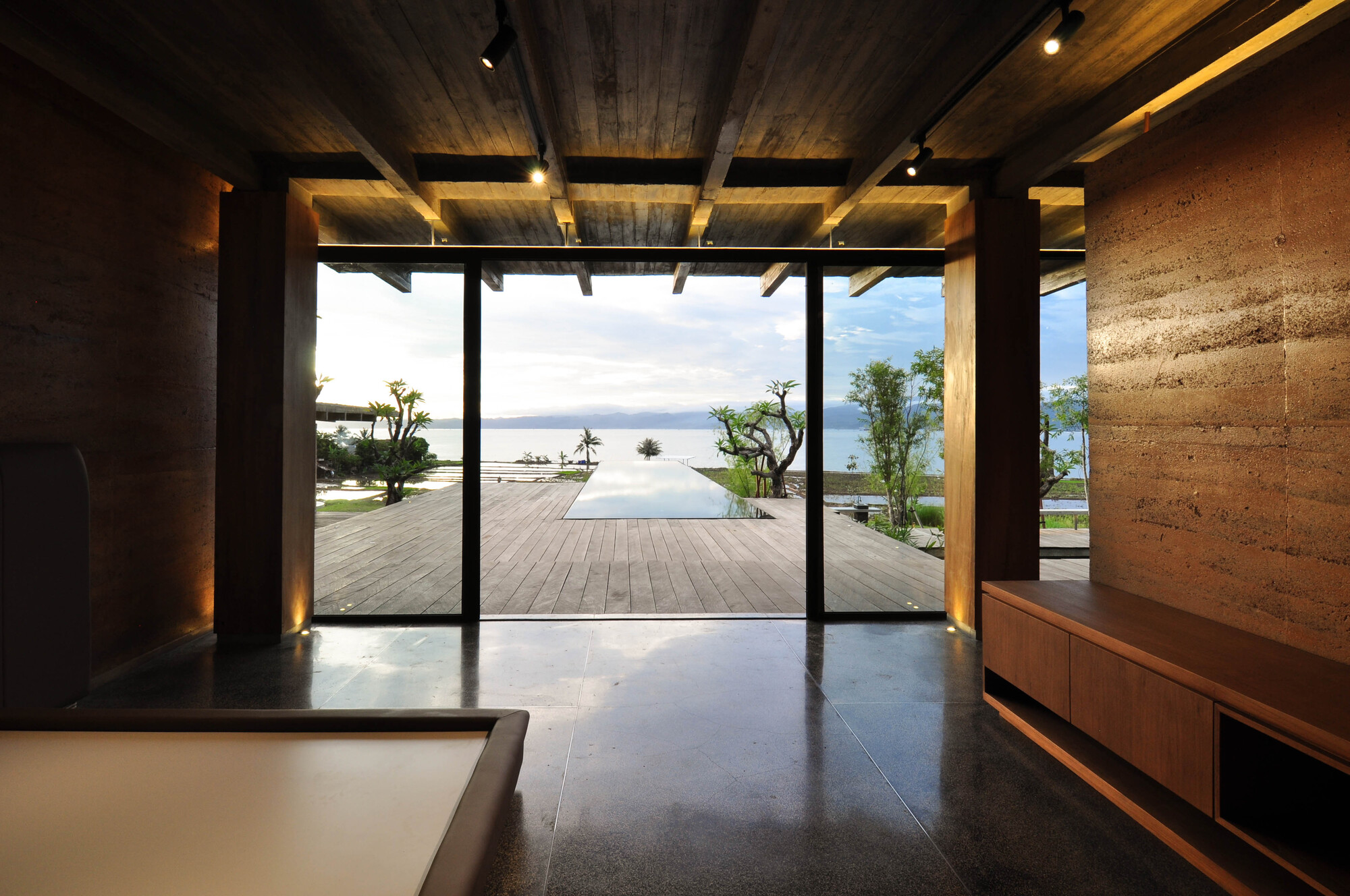 Gallery of Omah Tanah House / Budi Pradono Architects - 8