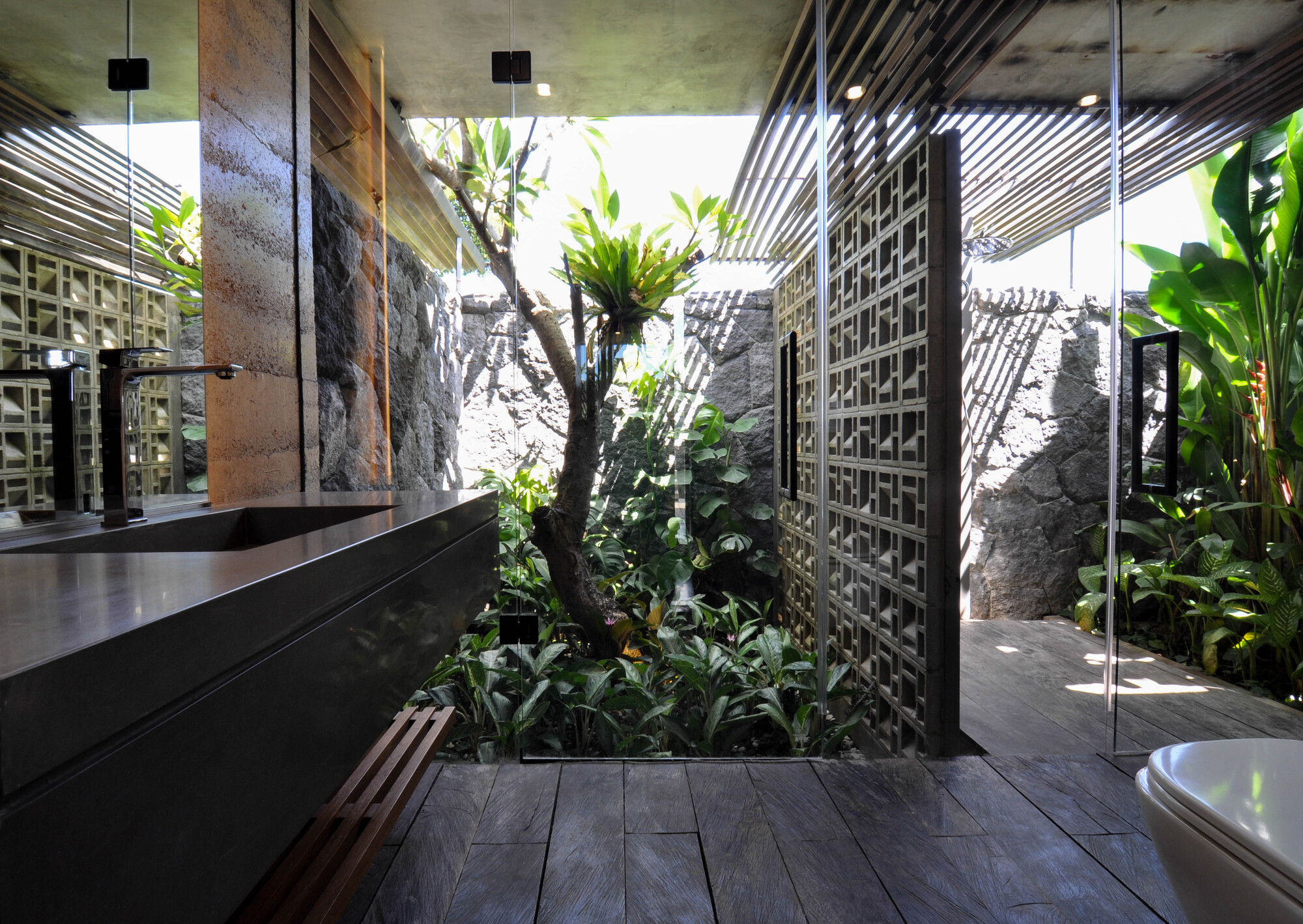 Gallery of Omah Tanah House / Budi Pradono Architects - 13