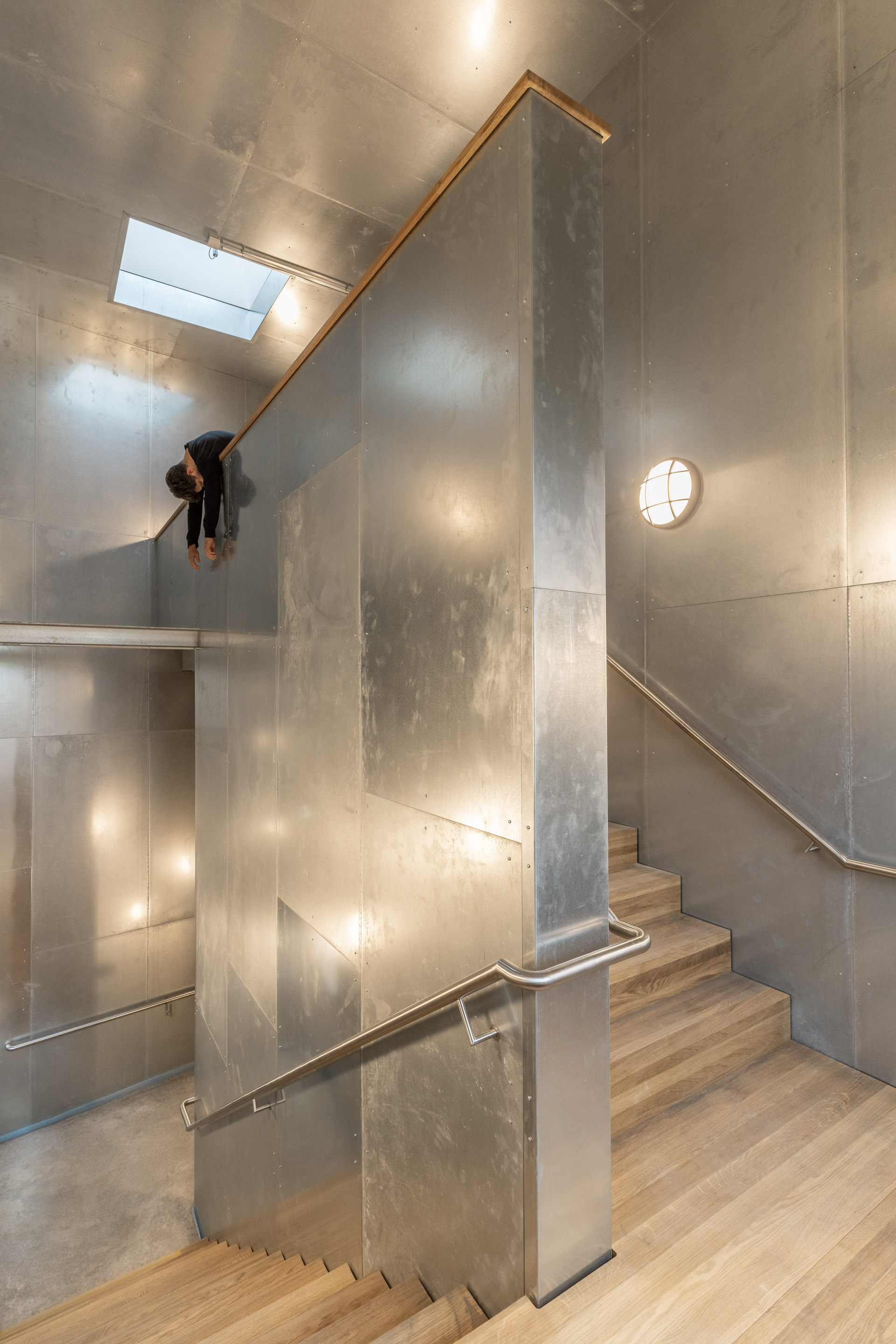 Galería de Taller con tres patios / Opposite Office + studio lot ...