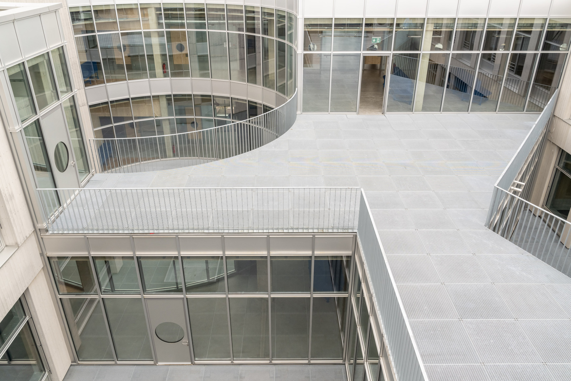 画廊 三庭院工坊 / Opposite Office + studio lot + hanfstingl architekten - 21