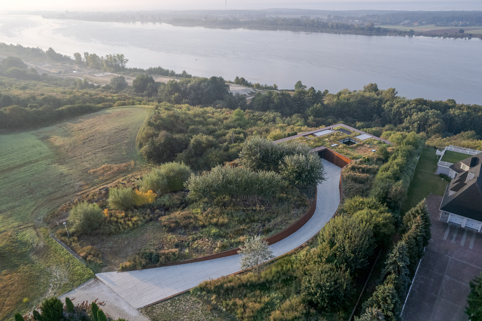 Gallery of House in the Slope / 77 Studio architecture - 25