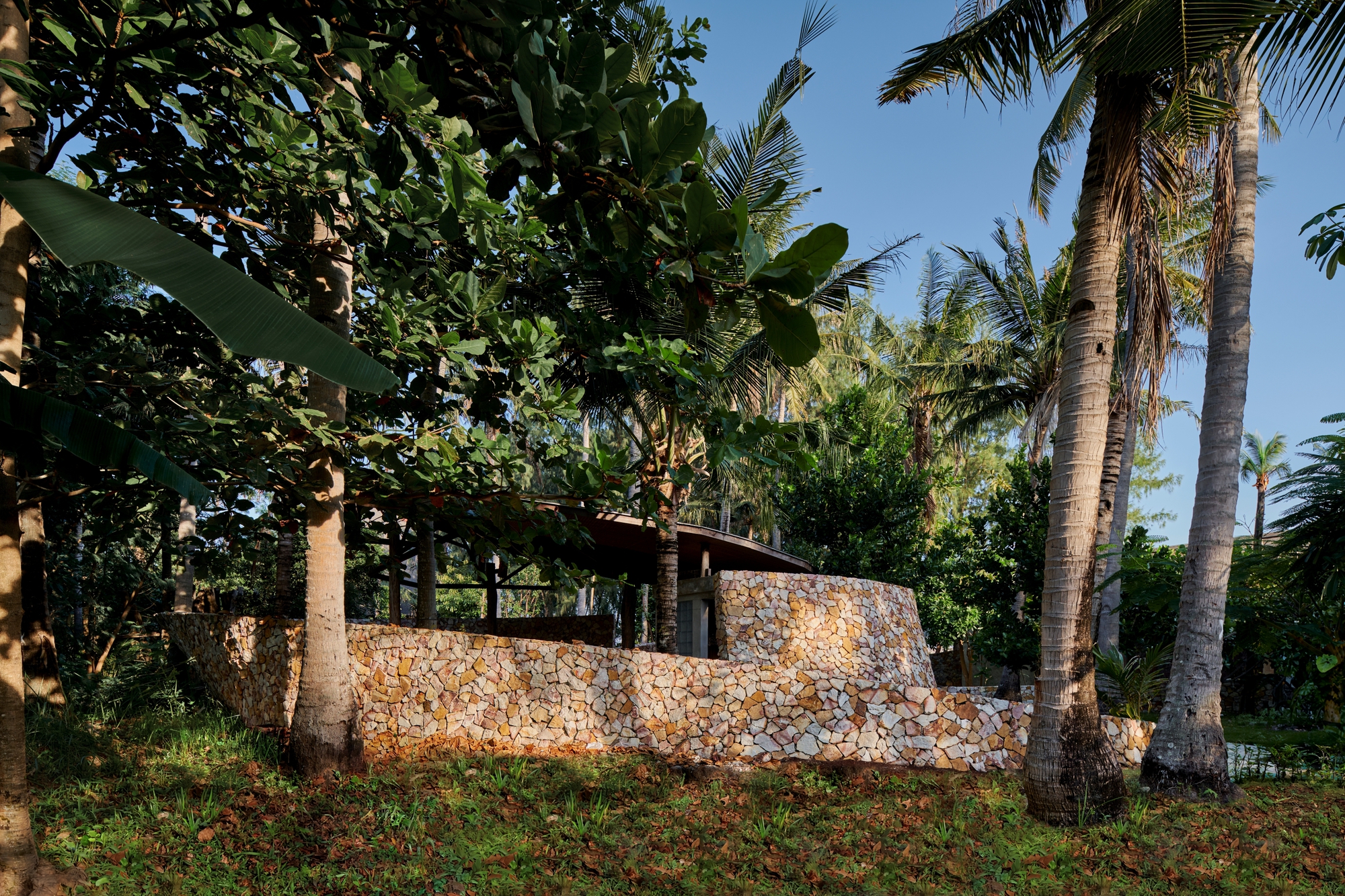 Galeria de Centro de Yoga Coconut Wellness Garden / RAD+ar (Research ...