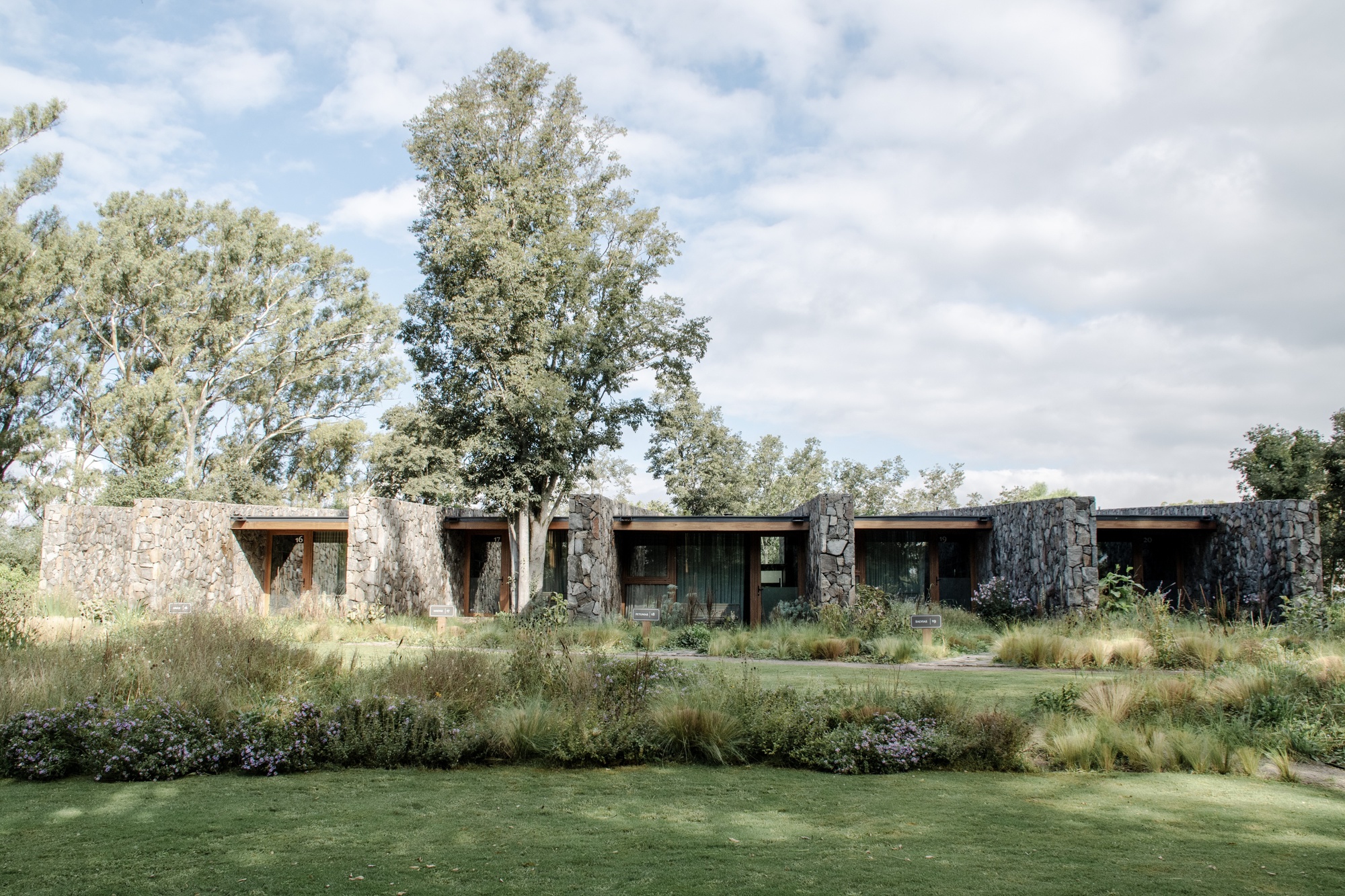 Gallery of Between Stone Walls Suites / alarciaferrer arquitectos - 2