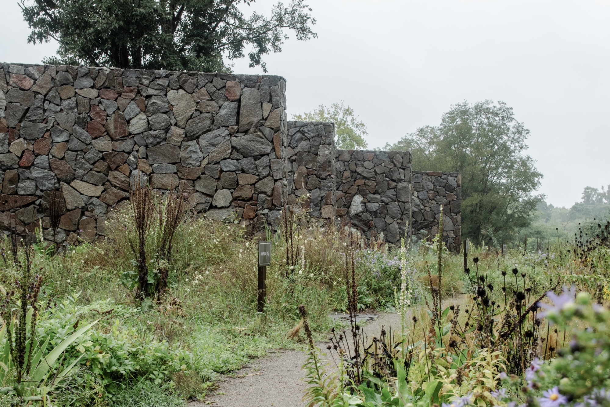 Gallery of Between Stone Walls Suites / alarciaferrer arquitectos - 7