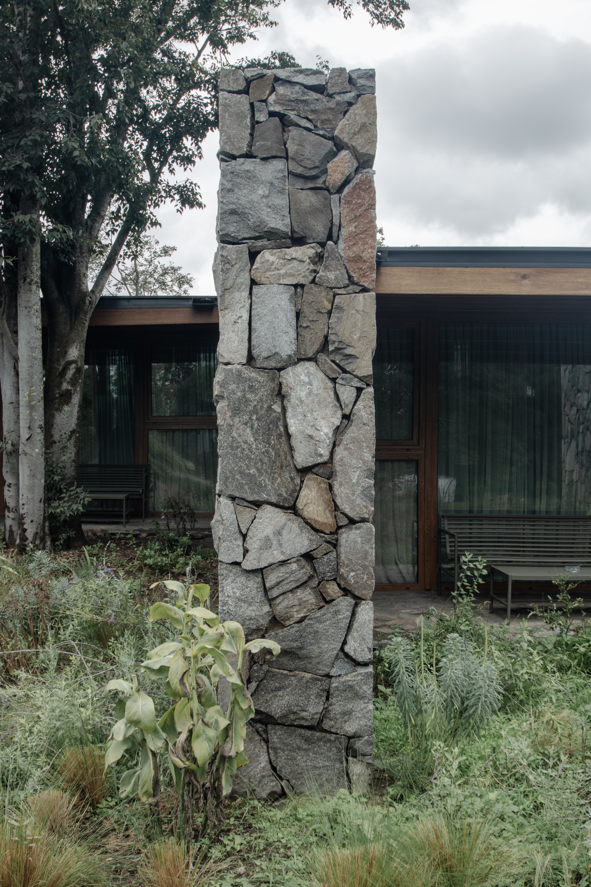 Gallery of Between Stone Walls Suites / alarciaferrer arquitectos - 3
