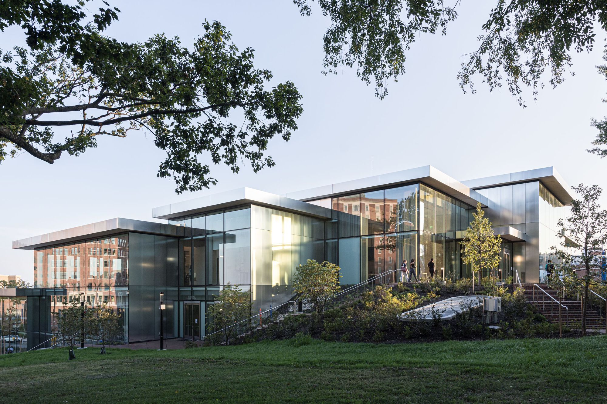 画廊 布隆伯格学生活动中心 / BIG + Rockwell Group + Michael Van Valkenburgh ...