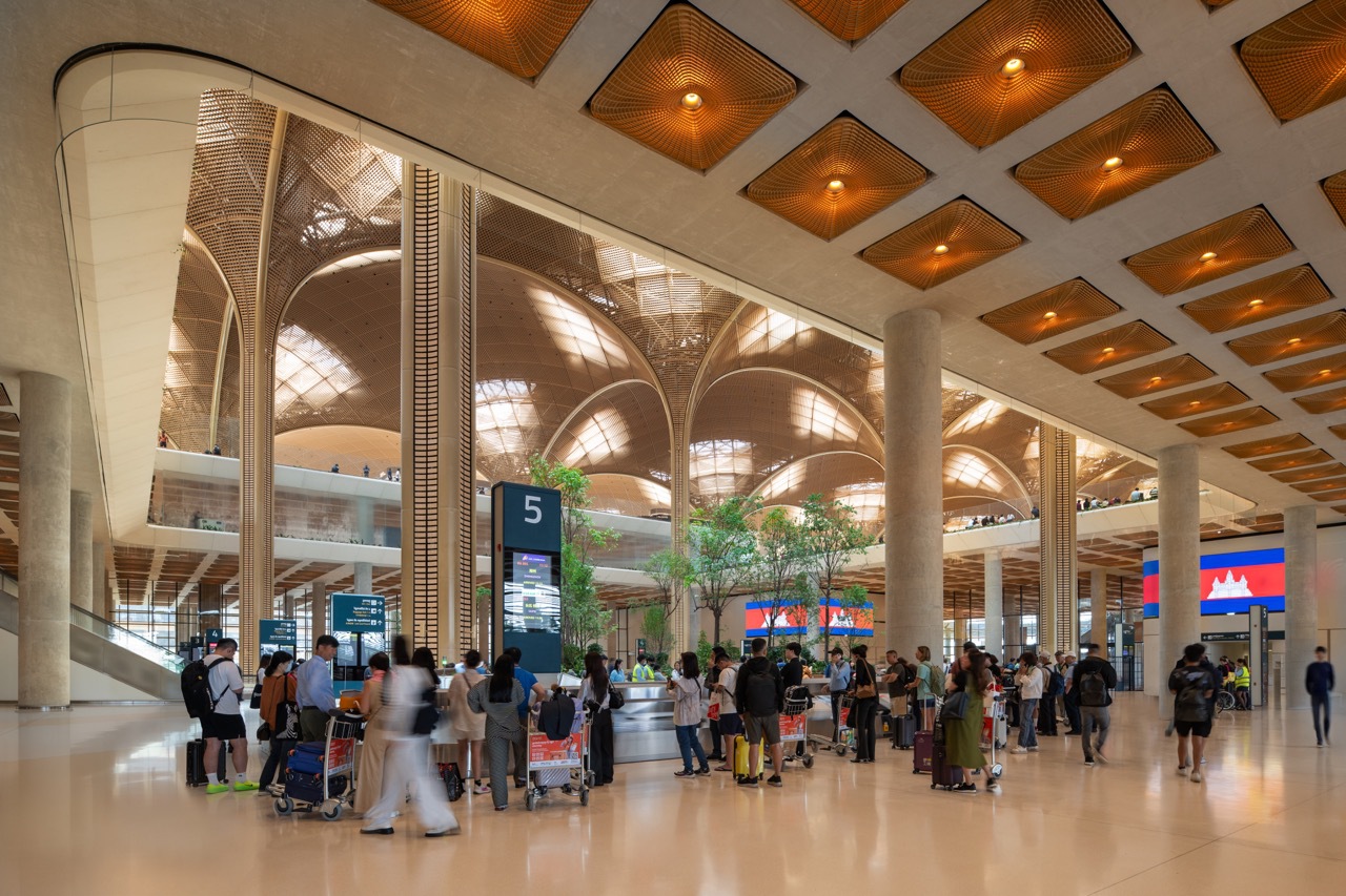 Galería de Foster + Partners inaugura el Aeropuerto Internacional Techo ...