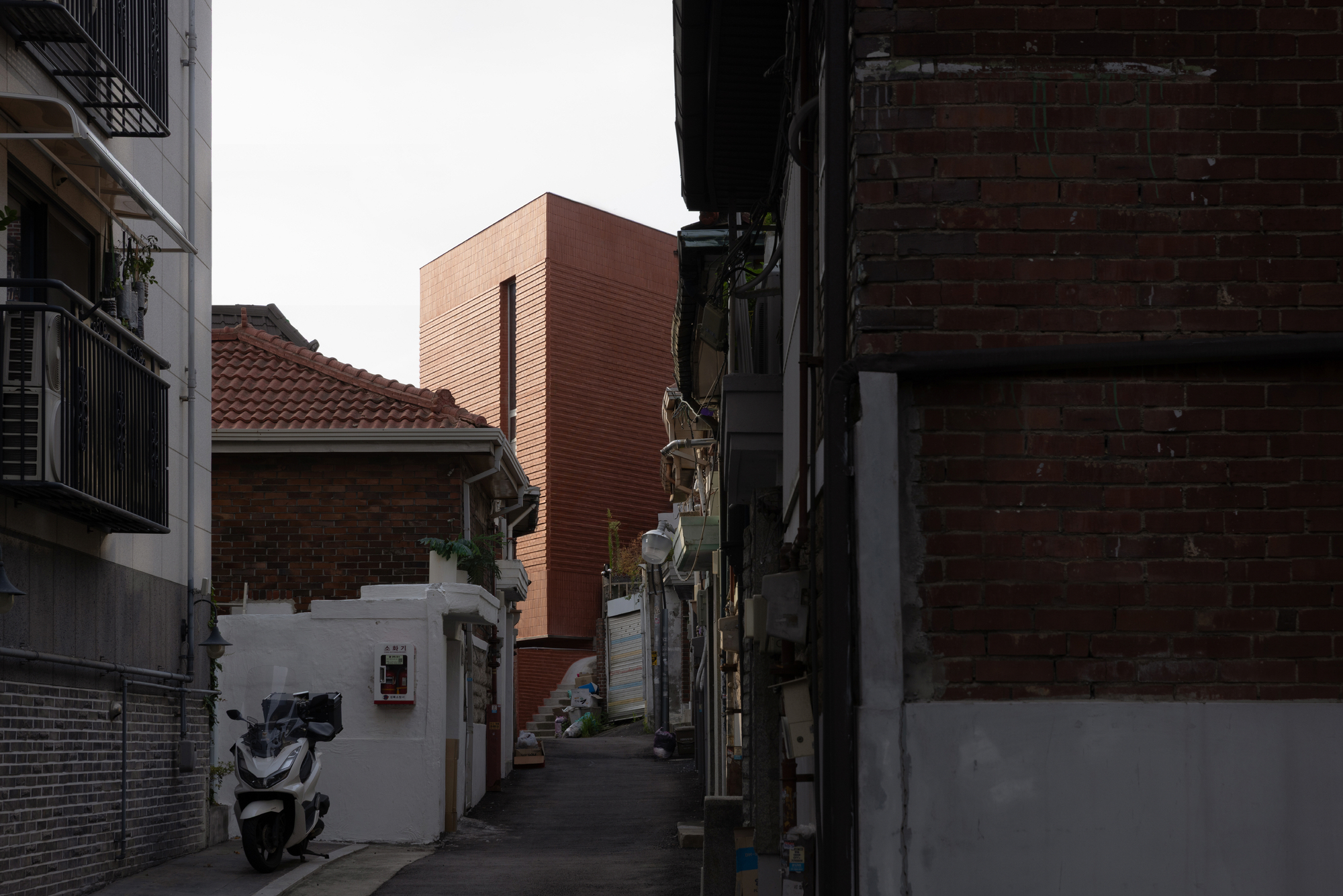 Gallery of Layered Building / Atelier ITCH - 18