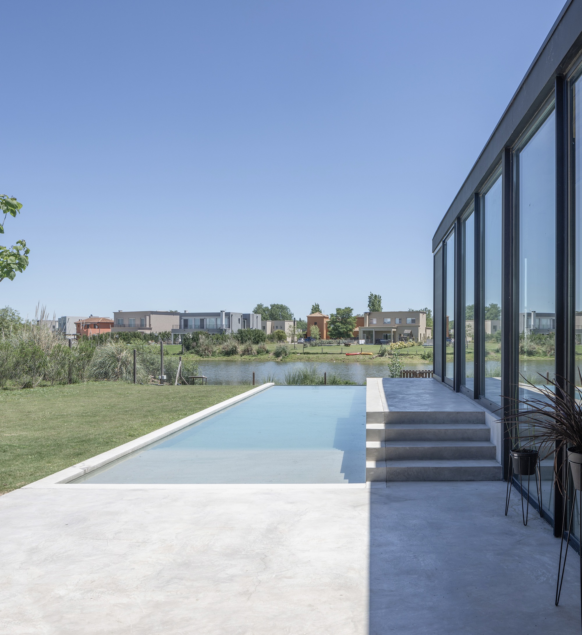 Galería de Casa en Escobar / Pedro Ignacio Yáñez + Norberto Nenninger ...