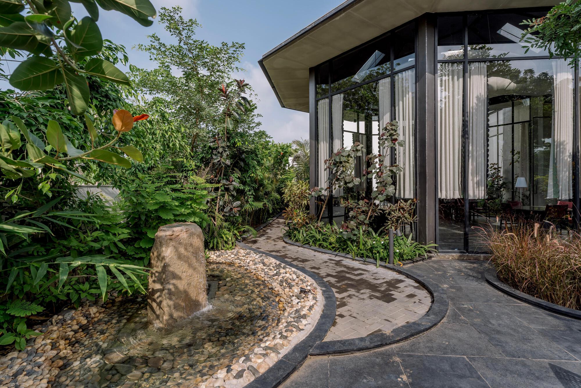 Gallery of K's Verandah / Hiren Patel Architects + Design - 12