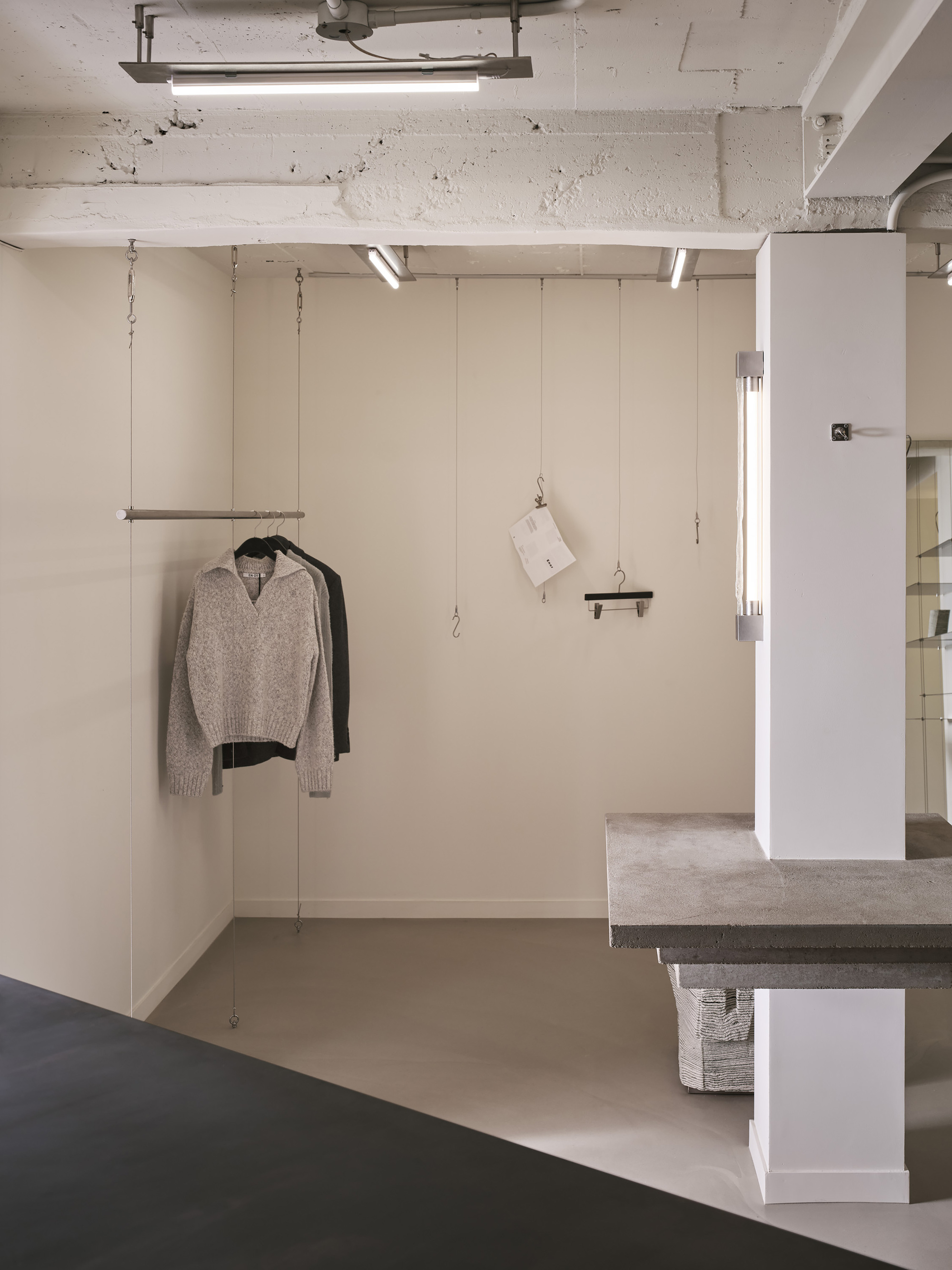 Gallery of Enor Showroom / studioknot - 13