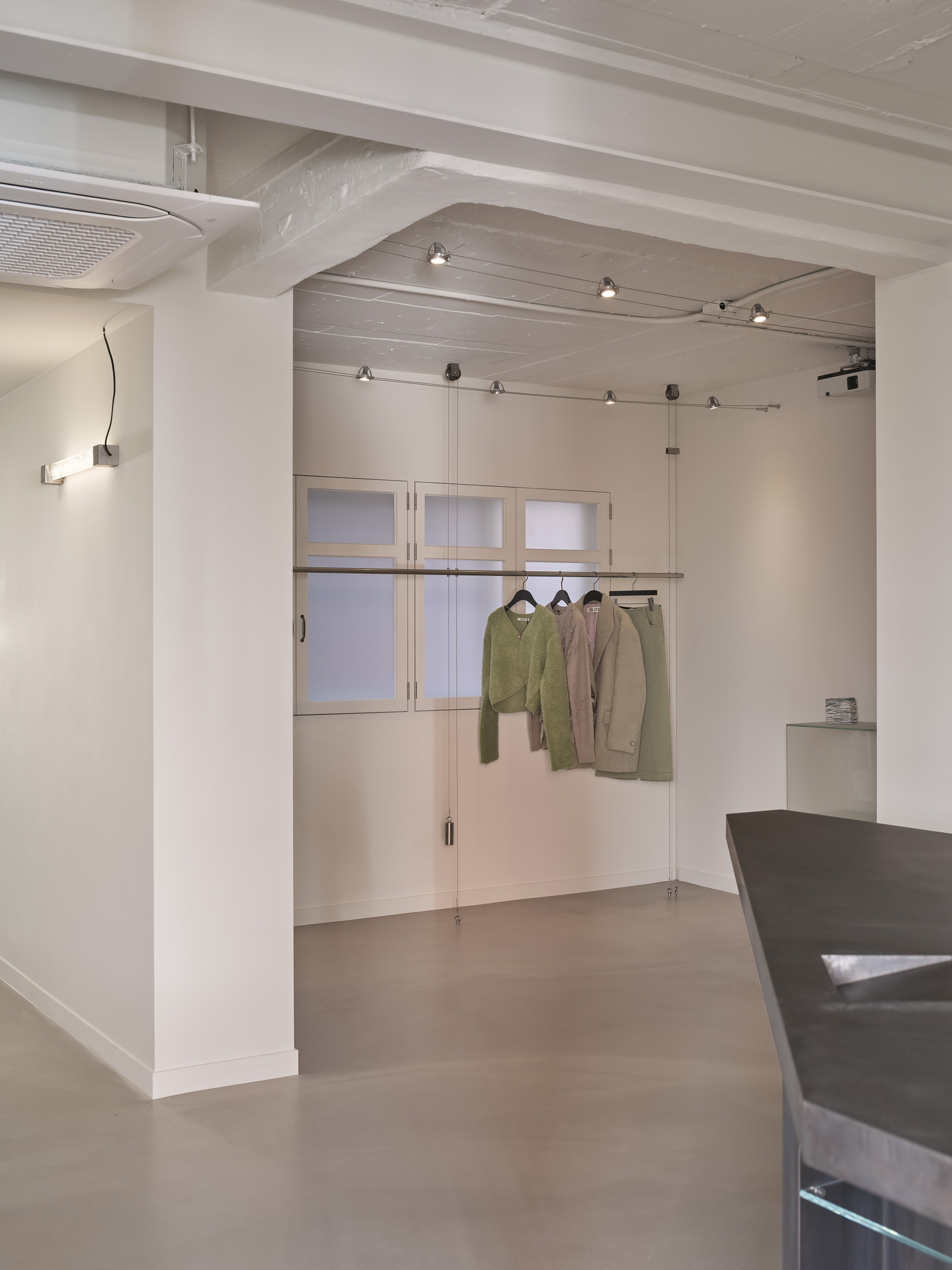 Gallery of Enor Showroom / studioknot - 12
