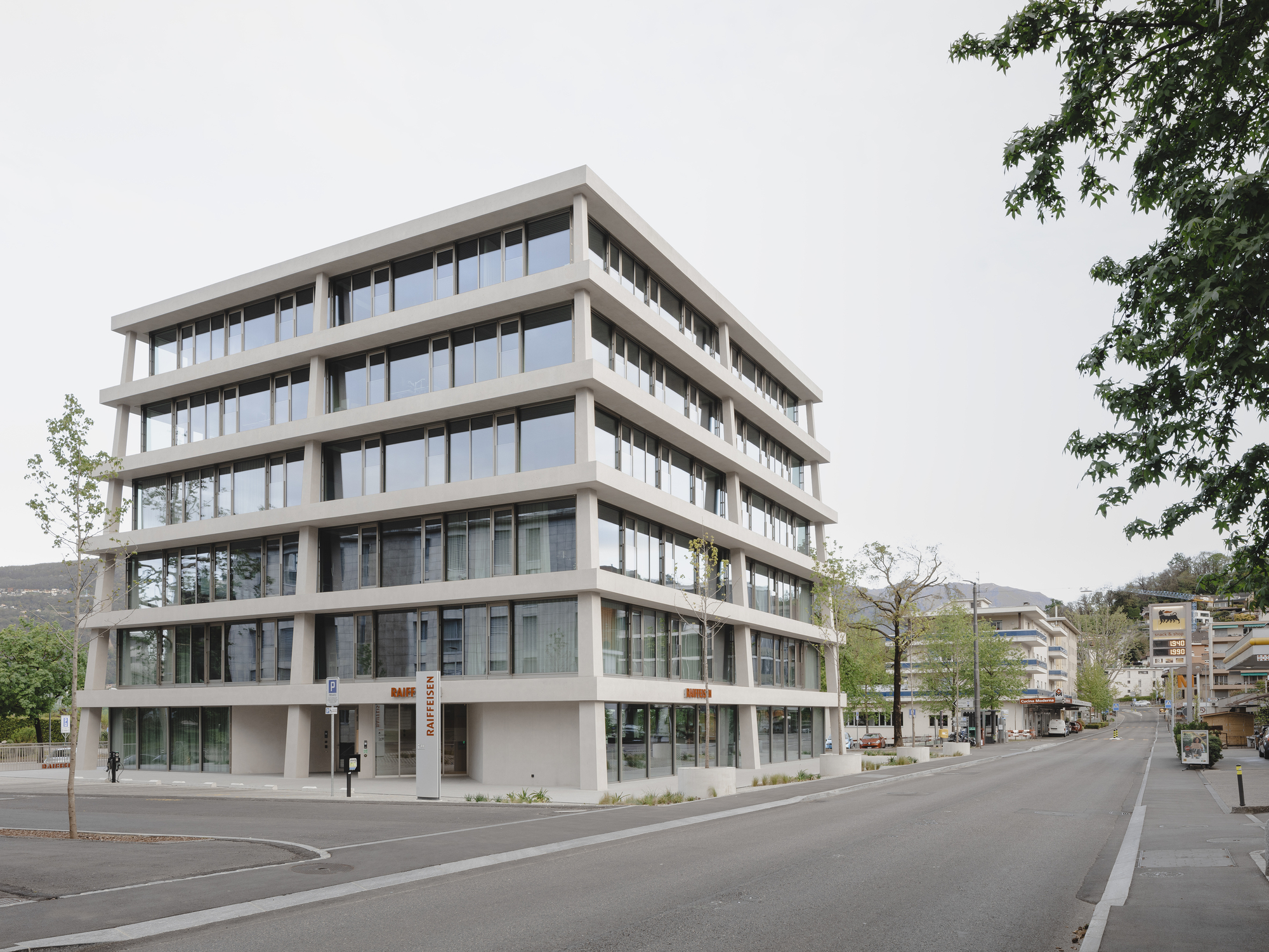 Gallery of Raiffeisen Bank, Savosa / celoria Architects - 2