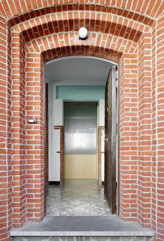 Meandering Furniture Villa Renovation / Atelier Tom Vanhee | ArchDaily