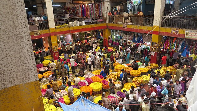 Gallery of A Day in the Bazaar: When Architecture Is Observed in Time - 4