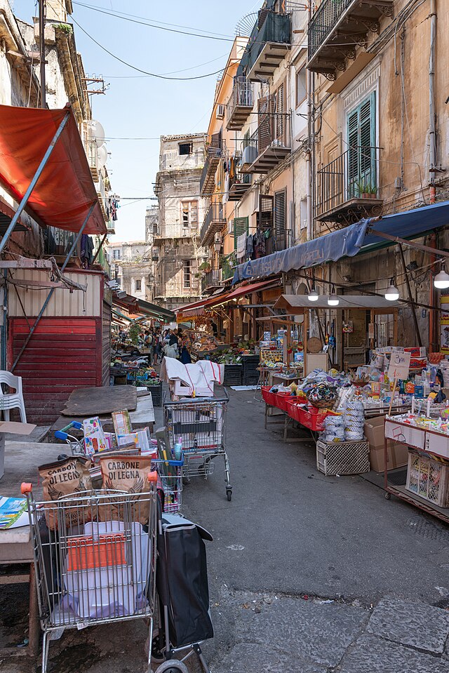 Gallery of A Day in the Bazaar: When Architecture Is Observed in Time - 5
