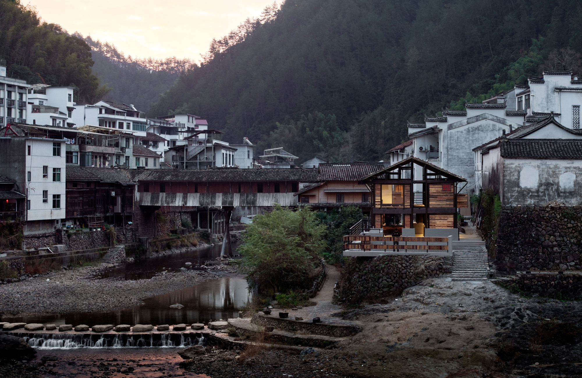 Gallery of Renovation of the Old Riverside House / Ref Architects + 0 ...