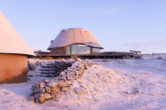 Volcano-In Hotel of Arrivals / PLAT ASIA | ArchDaily