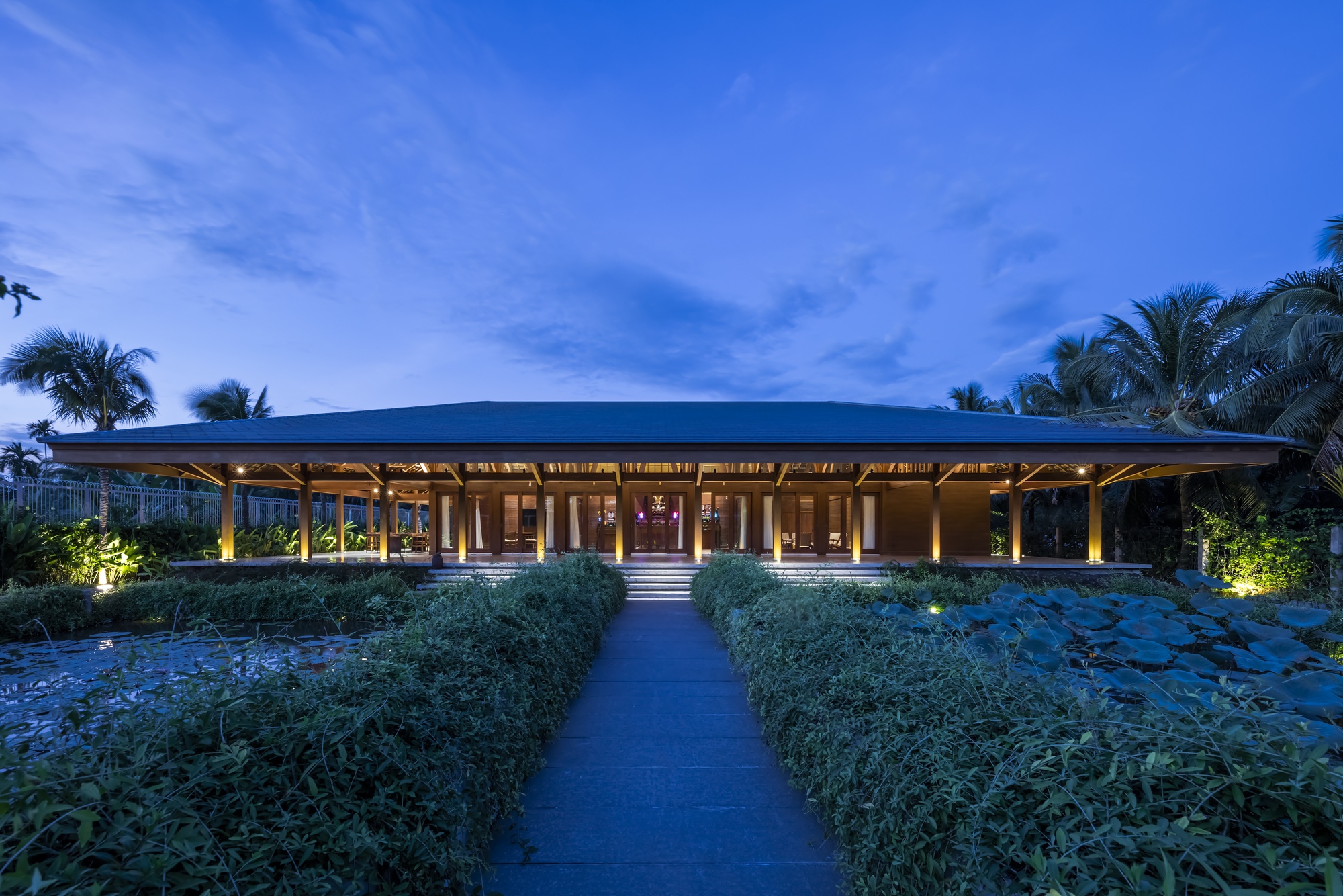Galeria de Templo Budista Ben Tre e Salão Ancestral / VTN Architects ...
