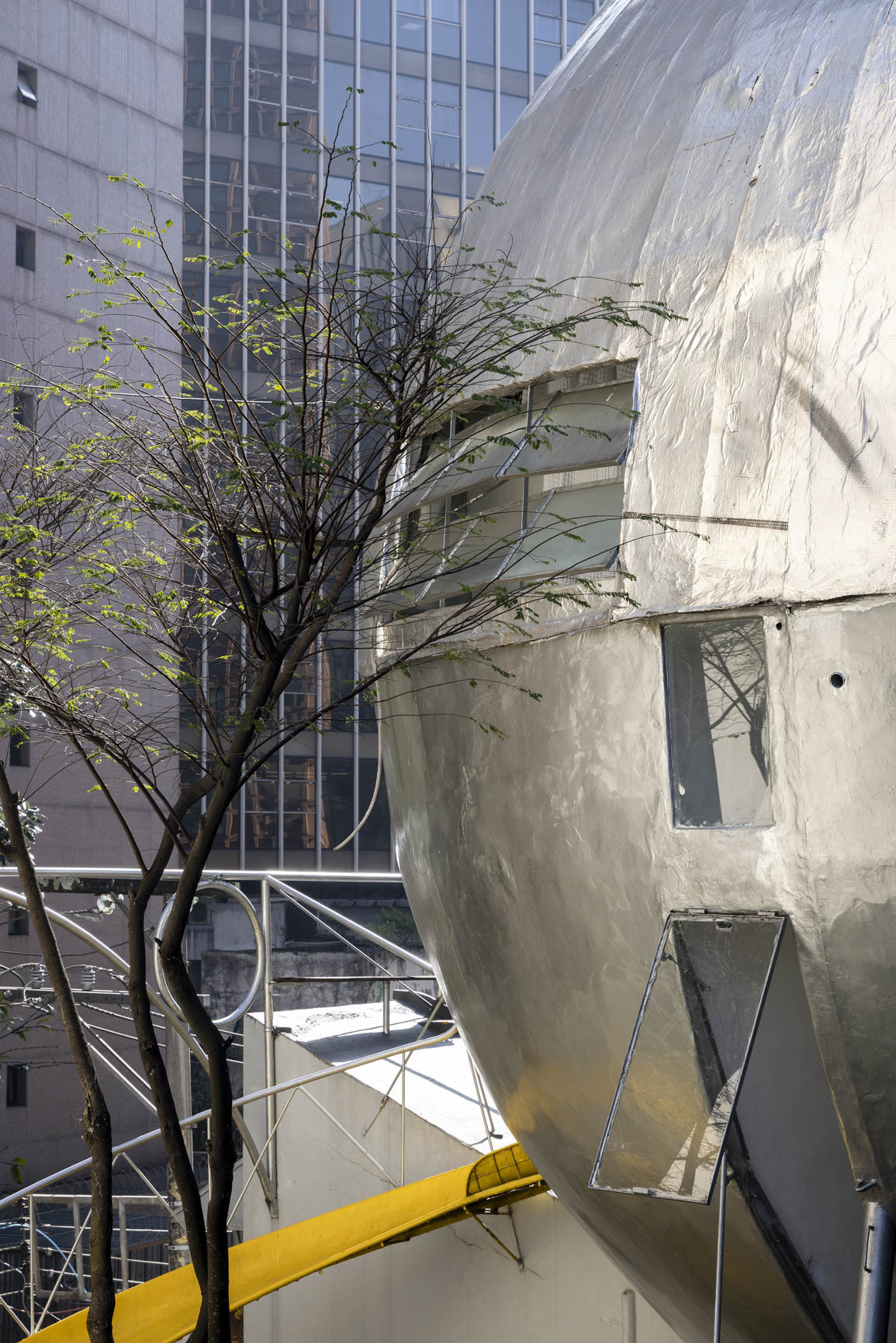 Gallery of Eduardo Longo’s Futuristic Ball-Shaped House in São Paulo to ...