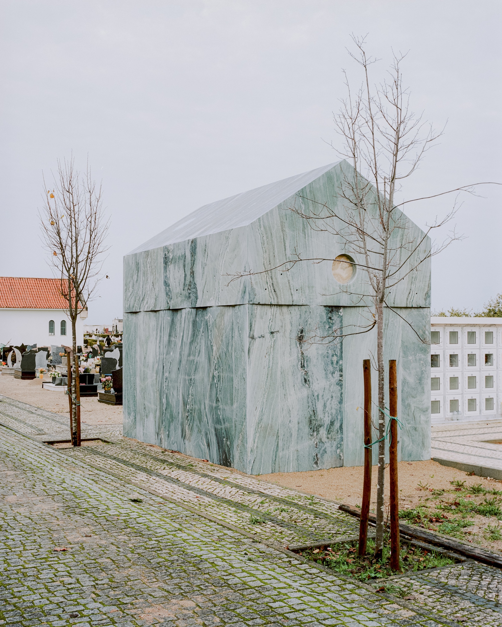 Galería de Tumba Familiar en Coimbra / Comoco Arquitectos - 2
