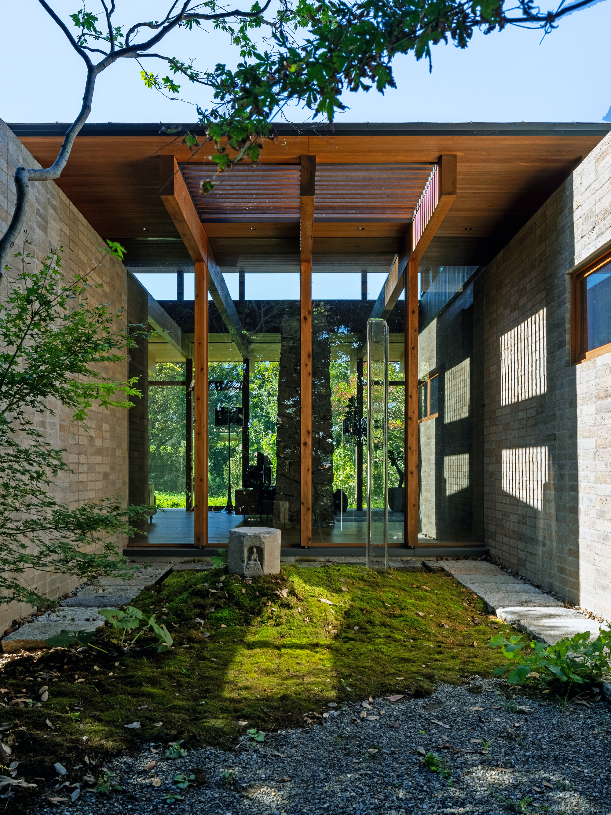 Gallery of House at the Urban-Nature Threshold / Teitakusubako + Yusuke ...