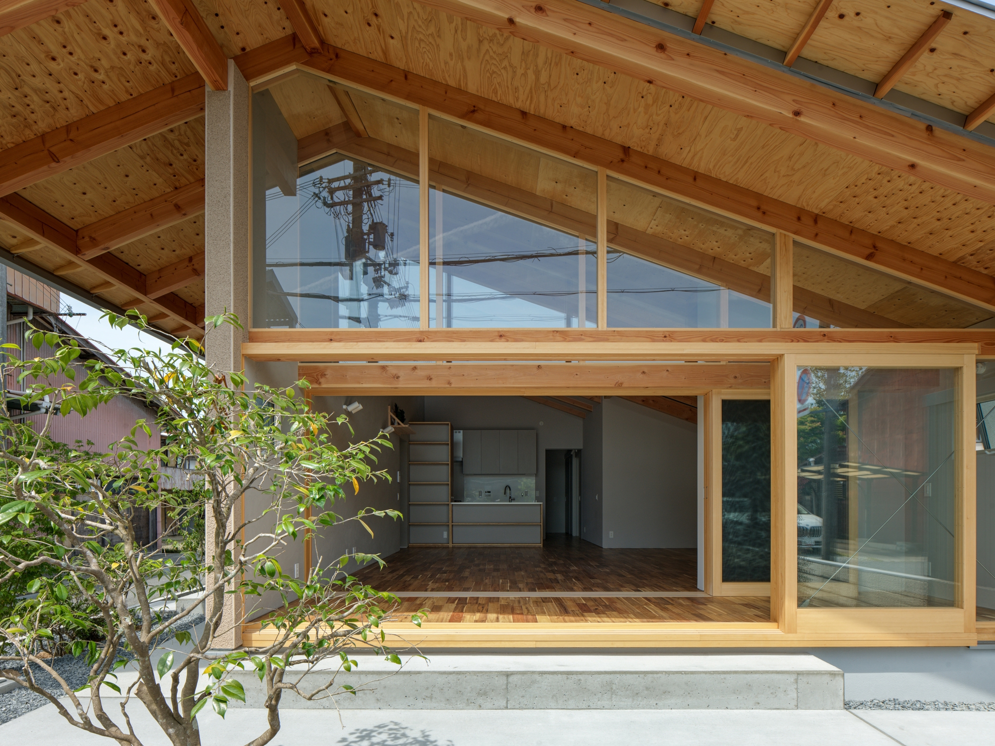 Gallery of House with a Slit Roof / KOMINORU Design - 3